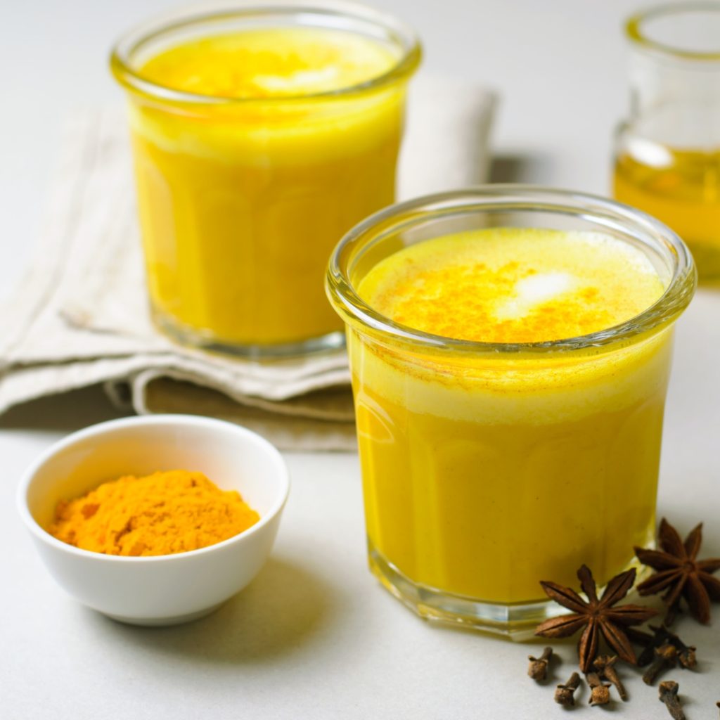 La leche dorada o golden milk es una bebida deliciosa y saludable